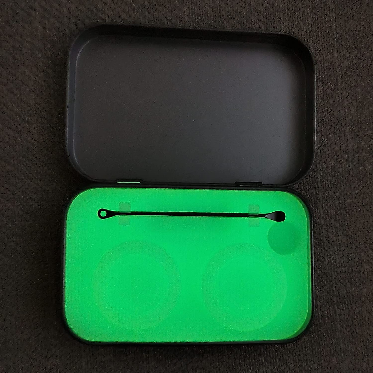 Vitakiwi Portable Silicone Carving Travel Tin Kit with Non-stick 5ml Concentrate Containers (Glow In The Dark)