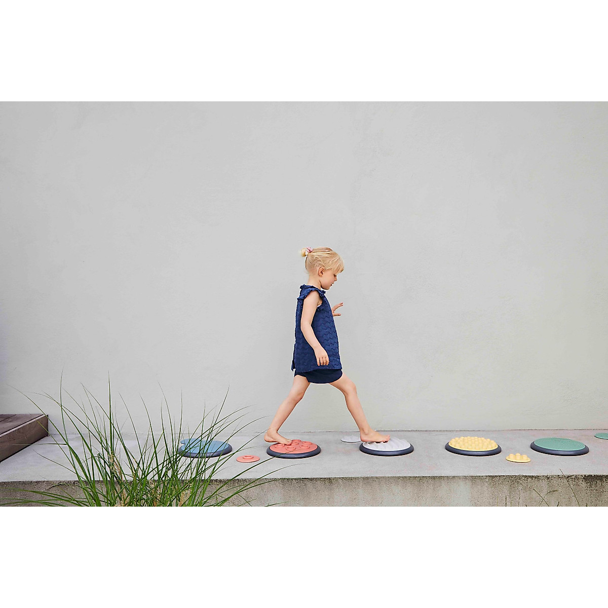 GONGE Tactile Sensory Discs - Set of 10 Textured Stepping Discs, Sensory Exploration, Cognitive Development - Includes Blindfold - Ages 1 and up - Nordic