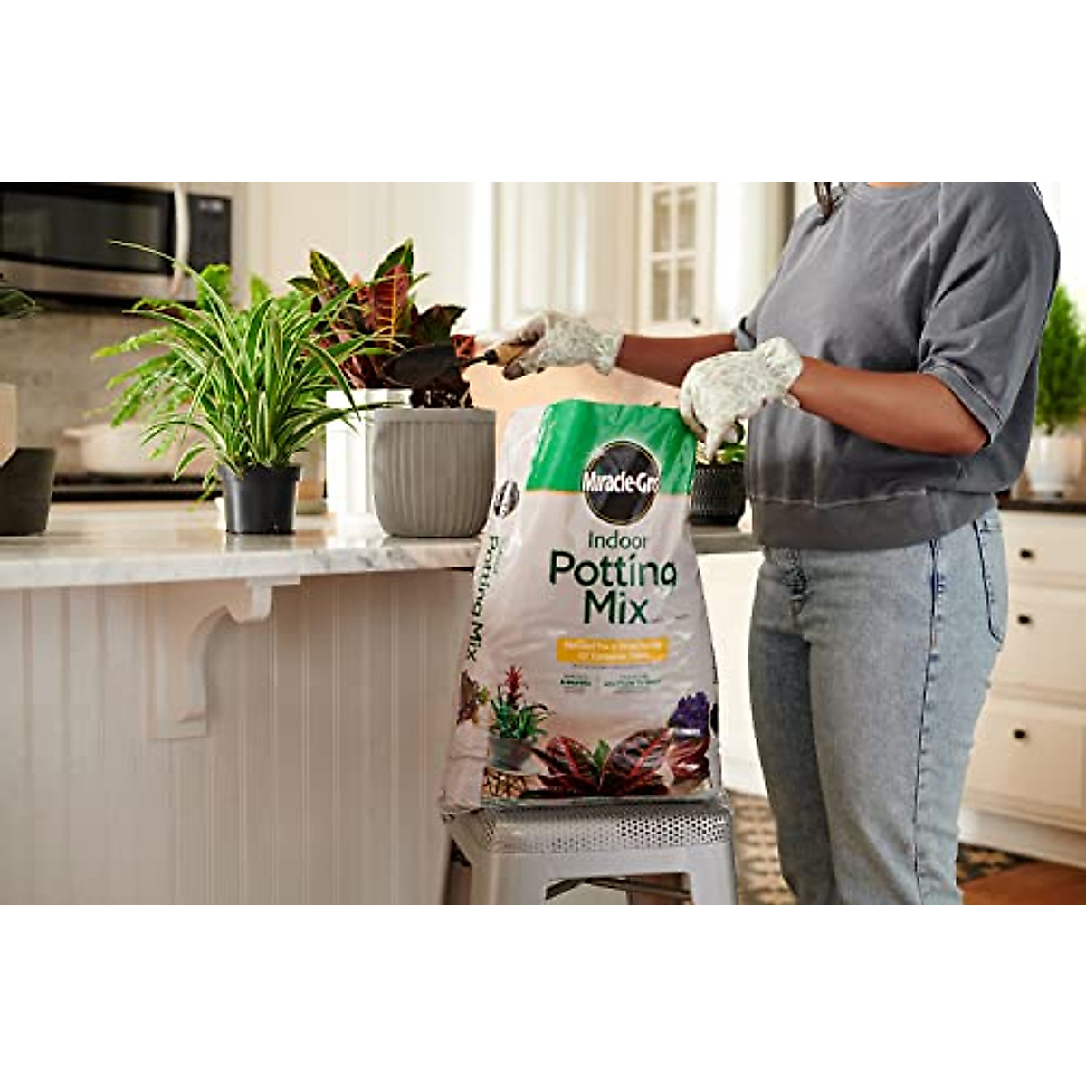 Miracle-Gro Indoor Potting Mix, 16 qt.