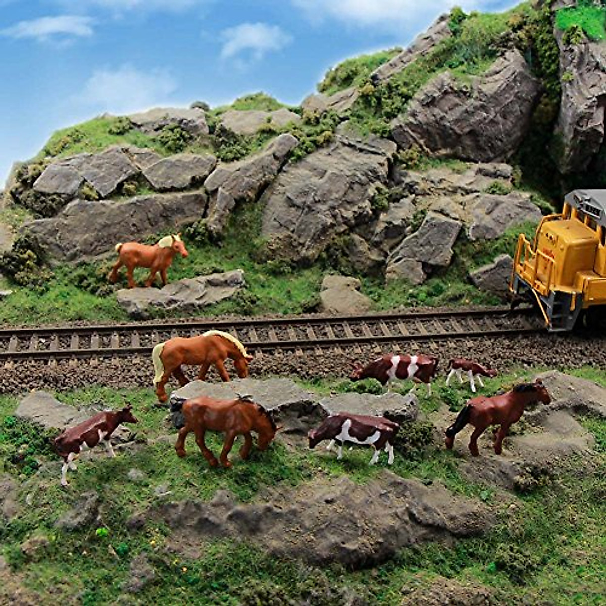 Farm Animals Figure Set,AN8706 36PCS 1:87 Well Painted Farm Animals Cows Horses Figures for HO Scale Model Train Scenery Layout Miniature Landscape New