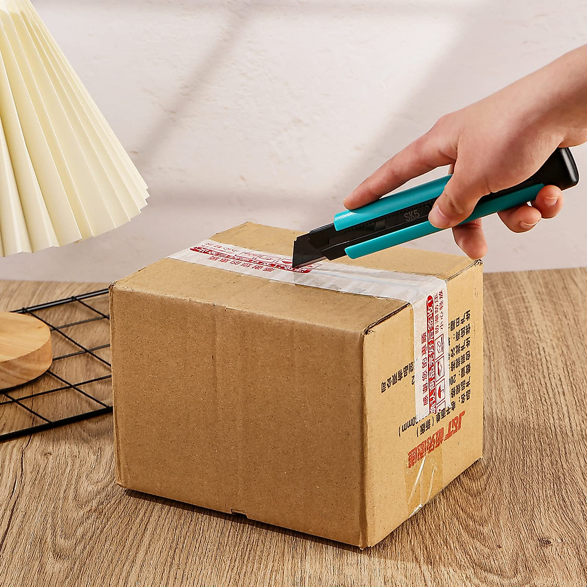 RVOGJP Premium Utility Knife, 1PC Retractable All Metal Heavy Duty Box Cutter, Quick Change Blade Razor Knife, with 3 Extra Blades