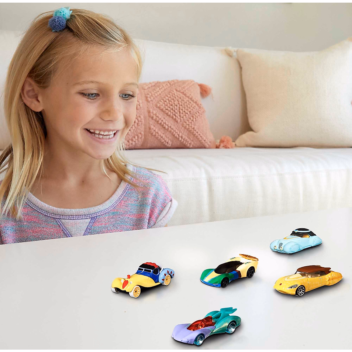Hot Wheels Disney Princess Character Car 5-Pack, 5 Toy Cars in 1:64 Scale: Mulan, Snow White, Belle, Jasmine & Ariel