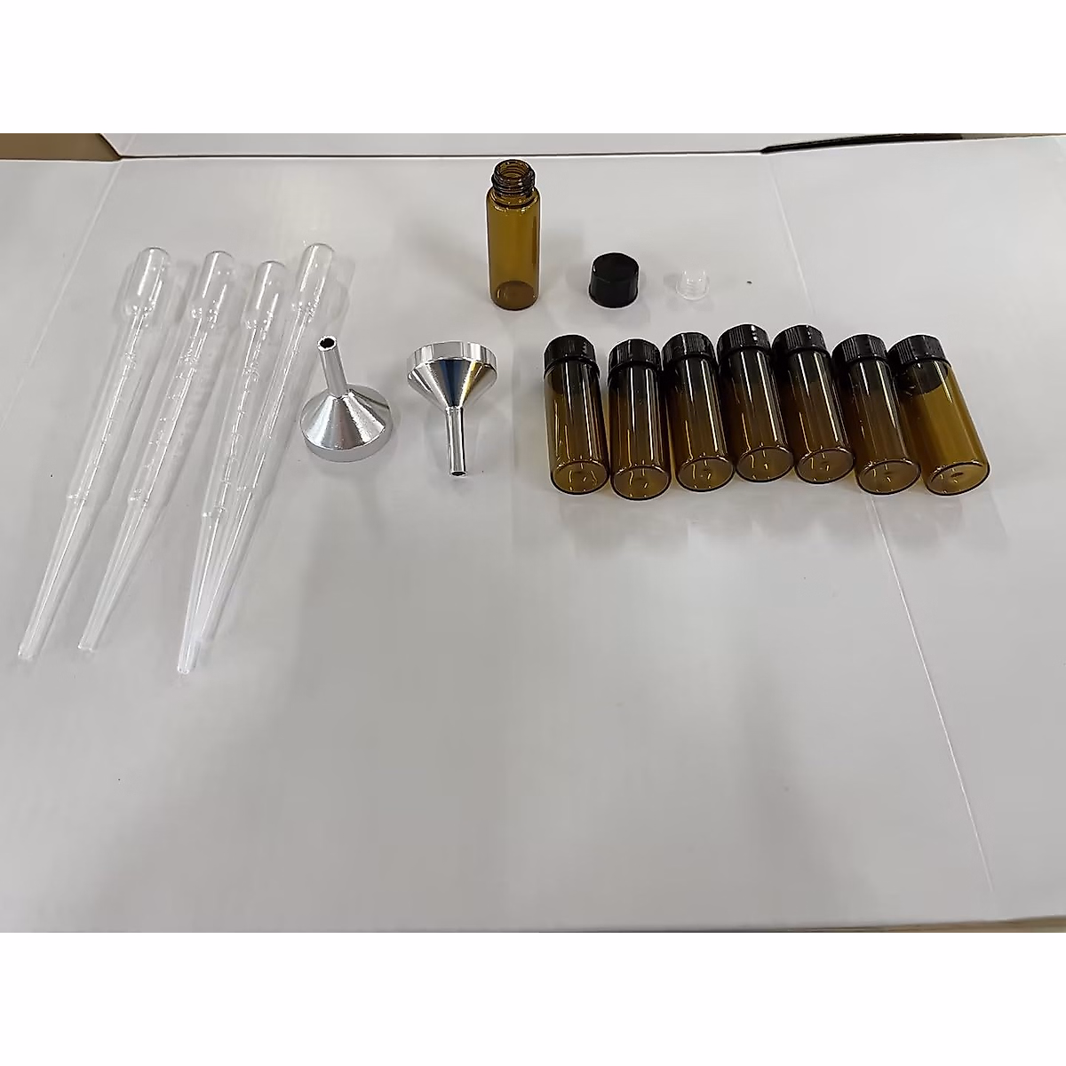 Tanlade 100 Pcs 5ml (1/6 Oz) Small Glass Bottles Essential Oil Bottle with Plastic Screw Caps and Funnel Plastic Pipettes Empty Refillable Sample Bottles for Liquid Preservation Storage(Amber)