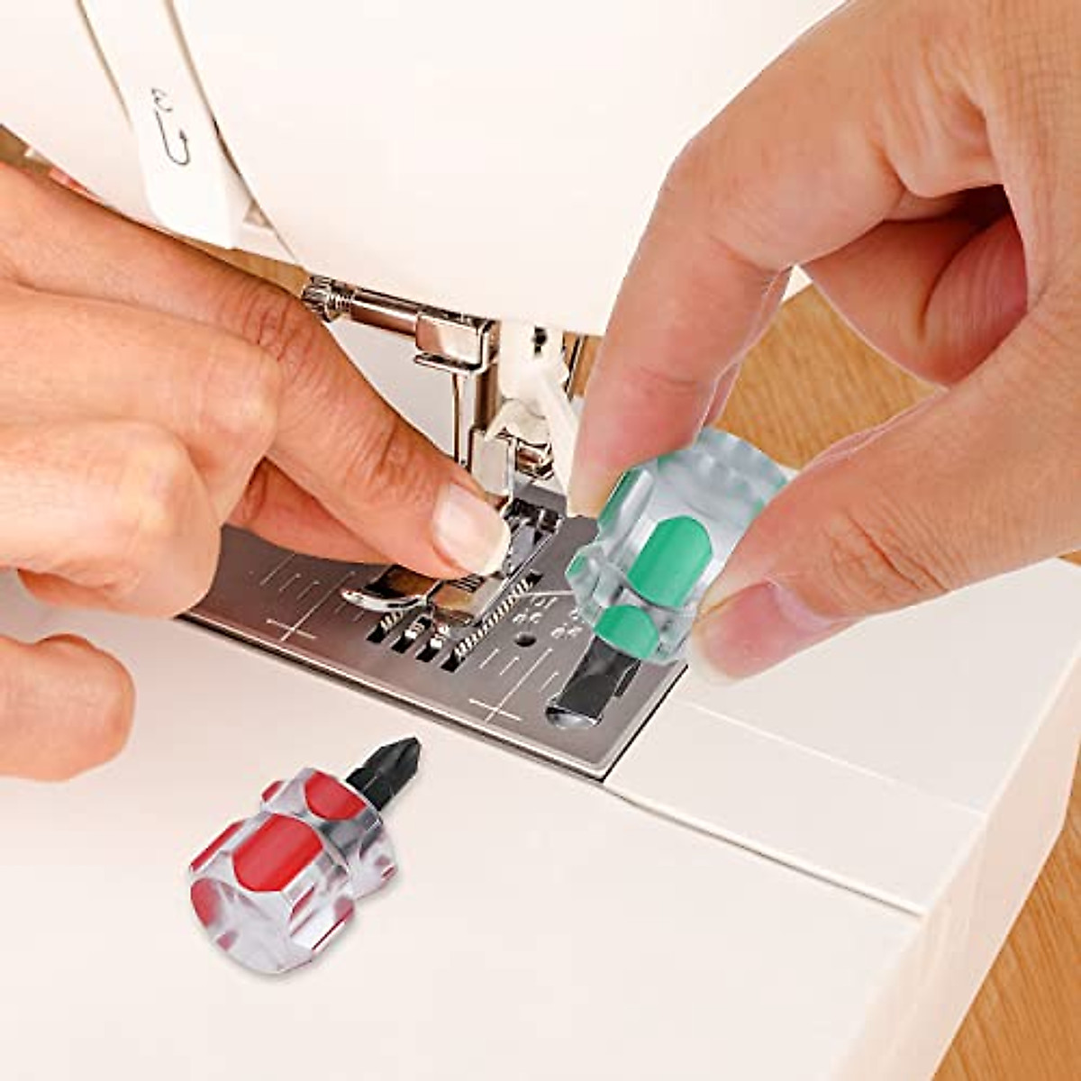 Grevosea 2PCS Sewing Machine Screwdriver Mini Stubby Screwdriver Portable Sewing Screwdriver Tools Cross Head Screwdriver for Sewing Machine Repairing Accessories, One Flat Head and One Phillips