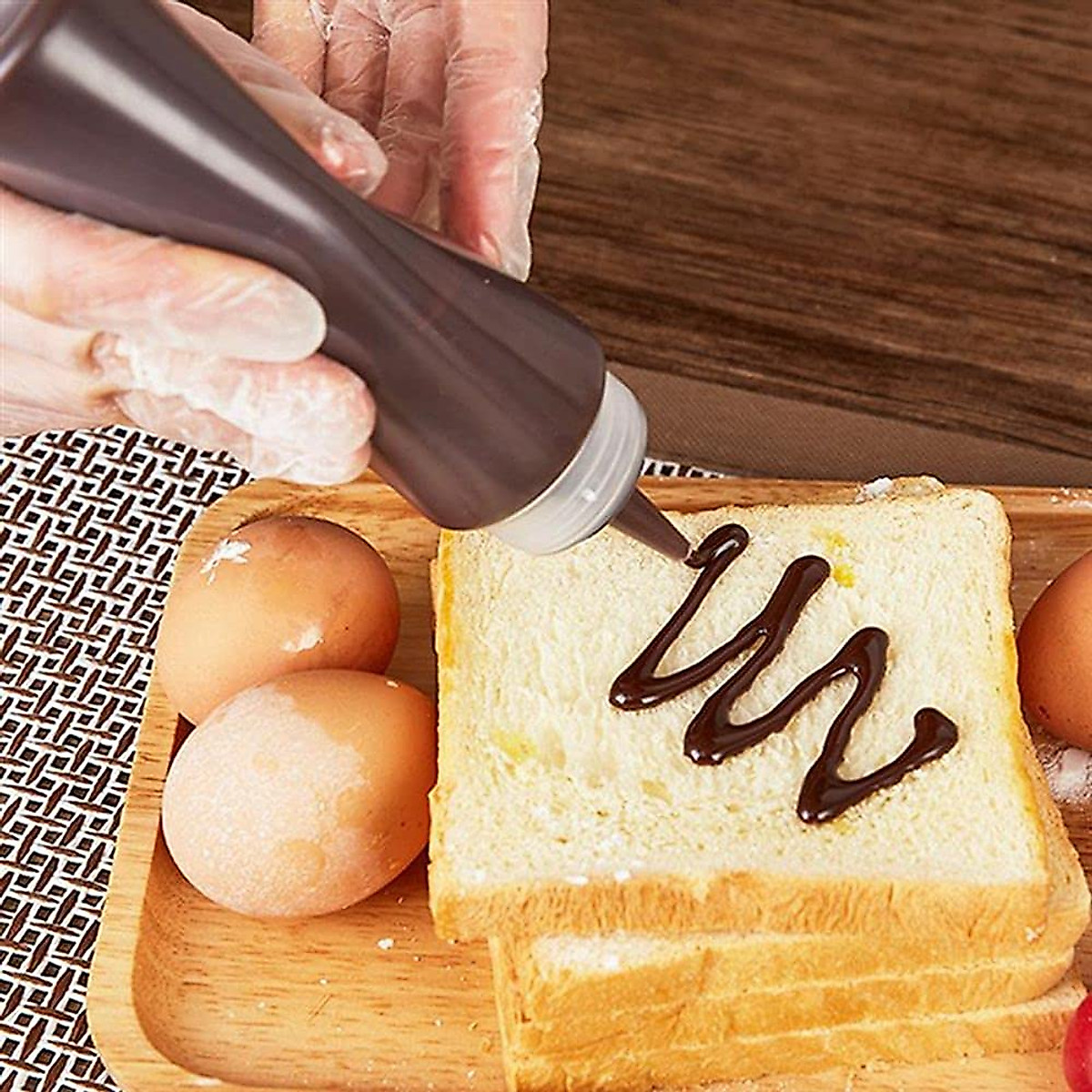 Plastic Squeeze Bottle with Cap, Leak-proof Sauce Bottle Reusable Spice Dispenser Ketchup Storage Bottle Kitchen Gadget(200ml-Single hole,white)