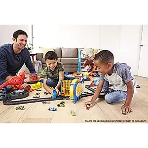Hot Wheels T-Rex Rampage Track Set, Works City Sets, Toys for Boys Ages 5 to 10