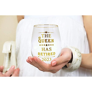 The Queen Has Retired 2023-Retirement Gift for Women Men-15OZ Wine Tumblers Glass Cup-Commemorative Gift for Mother,Grandma,Boss,Co-worker,Friends-Gold Printed Glass.