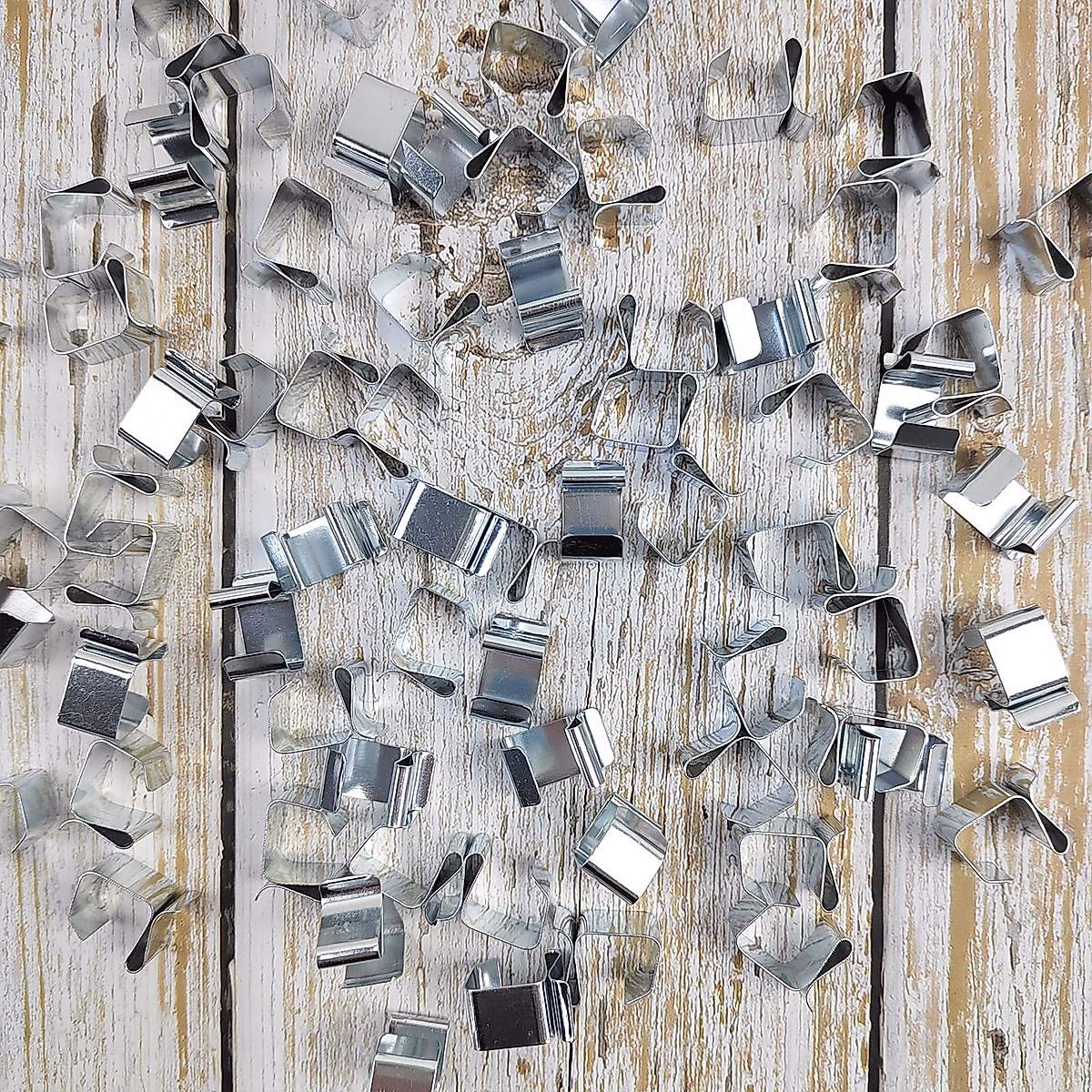 100 Pcs Metal Christmas Light Gutter Hooks， Xmas Light Gutter Hangers， Hanging Clips Outdoor Seasonal Lighting Hooks Holiday Light Clips Gutter Light Hangers Roof Hooks for Outside String Lights