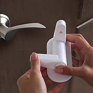 Childproof Door knop Lever Lock Prevents Toddlers From Opening Doors. Easy One Hand Operation for Adults. Durable ABS with 3M Adhesive Backing. Simple Install, No Tools Needed