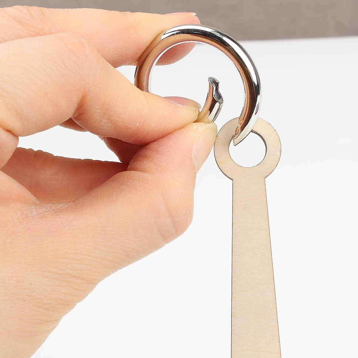 Lxmxgk 2PCS Portable Wrist Yarn Holder, Yarn Storage, Wooden Spinning Yarn Thread Holder, Yarn Holder with Leather Wrist Strap, Prevents Yarn Tangling and Misalignment Yarn Holder for Knitting