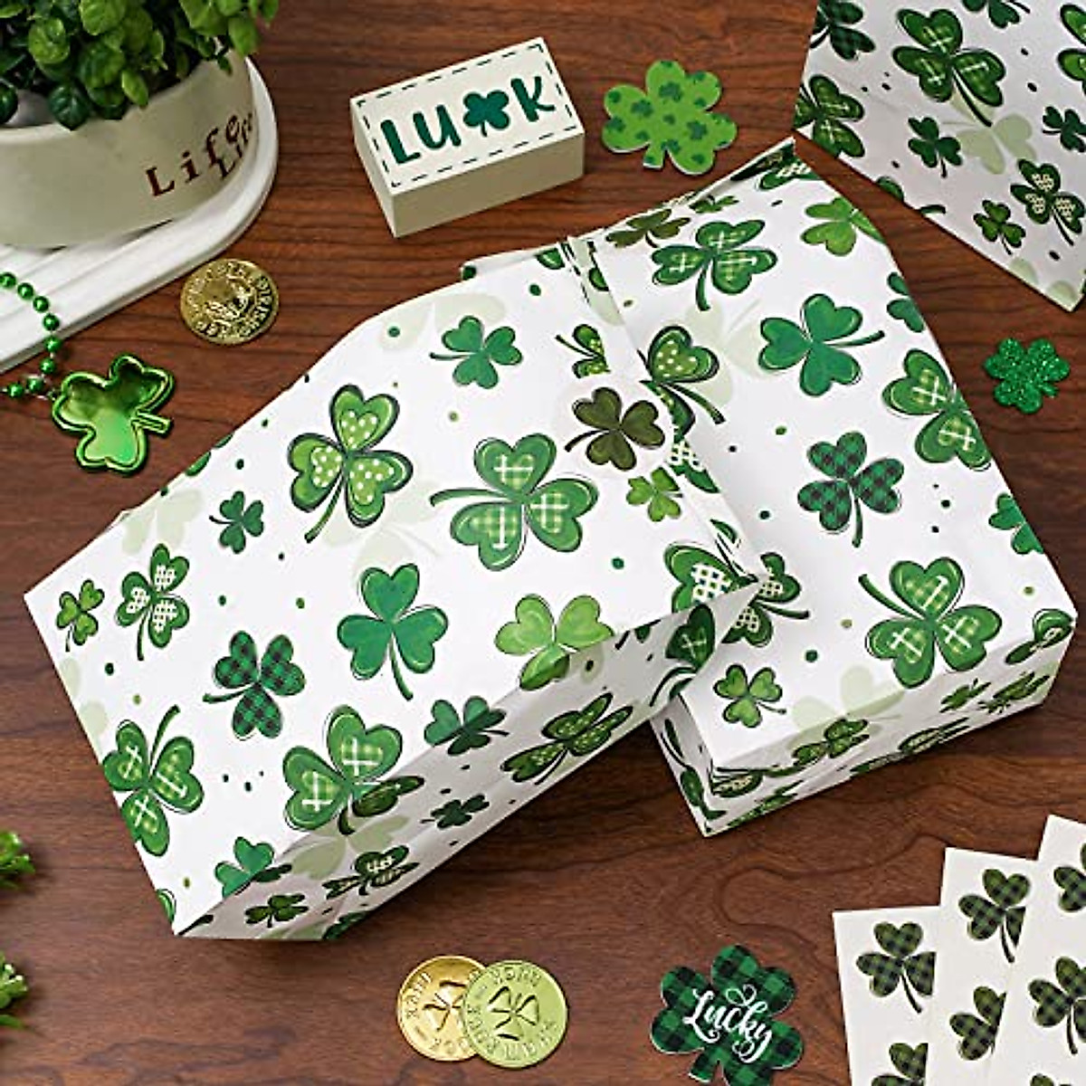 AnyDesign 36Pcs St. Patrick's Day Paper Party Favor Bags Lucky Shamrock Goodie Candy Treat Bags with Stickers Irish Style Gift Party Favor Bags for Cookie Snack Present Wrapping Supplies