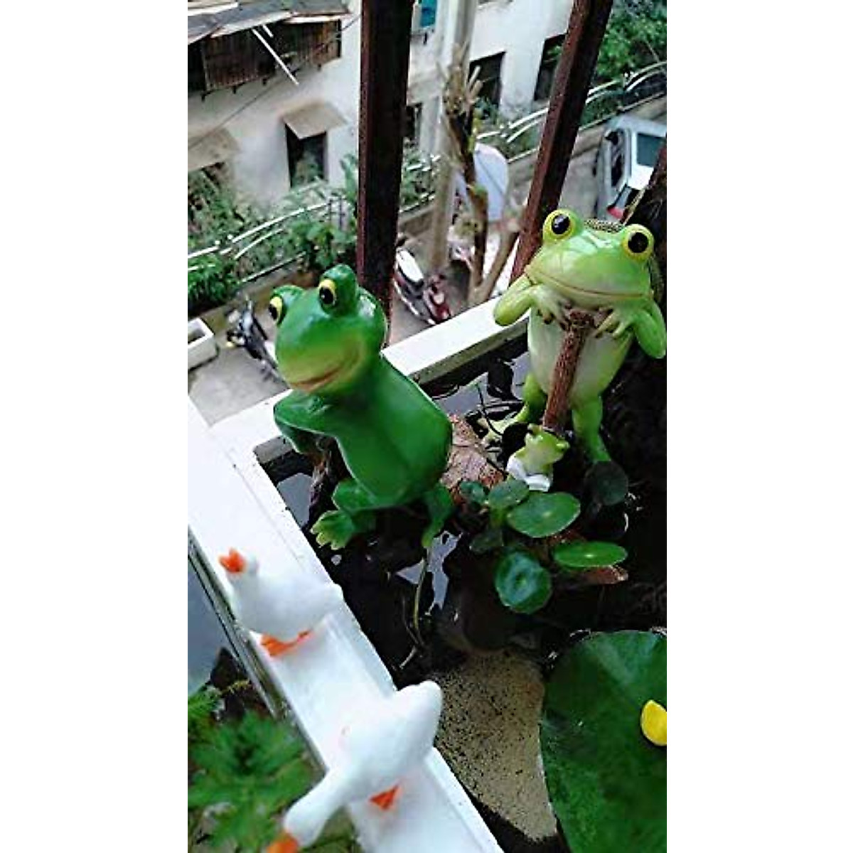 Set of 3 Cute Frog Figurines Hanging Animal Statue,Resin Pot Hanging Climbing Frog Sculpture Outdoor Statues Ornaments Décor for Flower pot/Fence, Yard Art Figurines for Patio Lawn House (3 frogs)