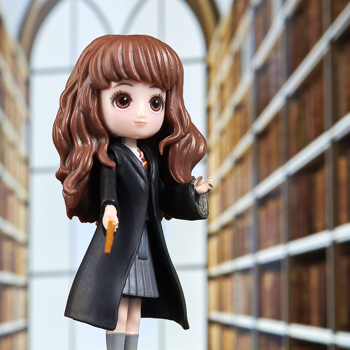FIGURINE MAGICAL MINIS HERMIONE GRANGER WIZARDING WORLD - Figurine Articulée Hermione Granger 8 cm Avec Baguette Magique A Collectionner - Idée Cadeau Harry Potter - 6062062 - Jouet Enfant 5 ans et +
