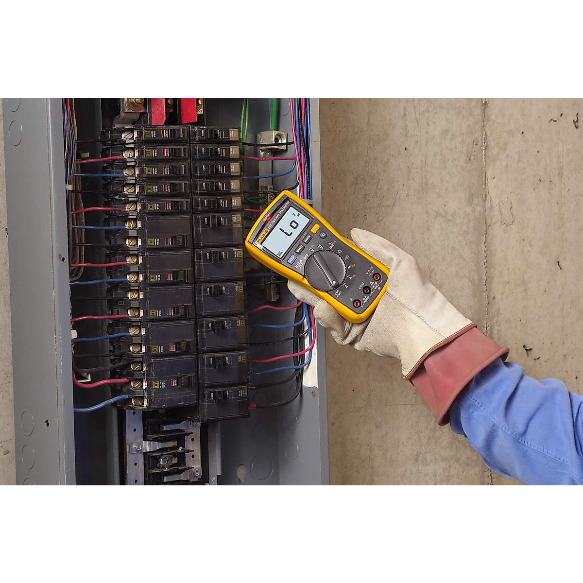 Fluke 117 Digital Multimeter, Non-Contact AC Voltage Detection, Measures Resistance/Continuity/Frequency/Capacitance/Min Max Average, Automatic AC/DC Voltage Selection, Low Impedance Mode