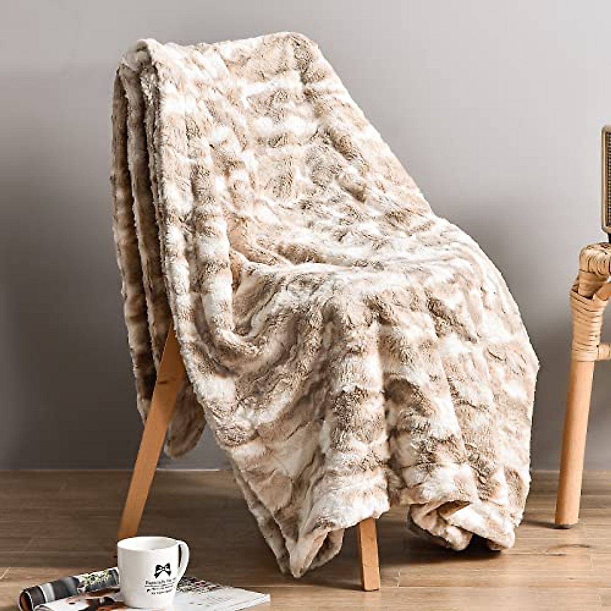 Soft Throw Blanket, 50" x 60" Luxurious Warm Thick Fall Throw Blanket, Elegant Cozy Faux Fur Throw Blanket for Couch Bed and Sofa