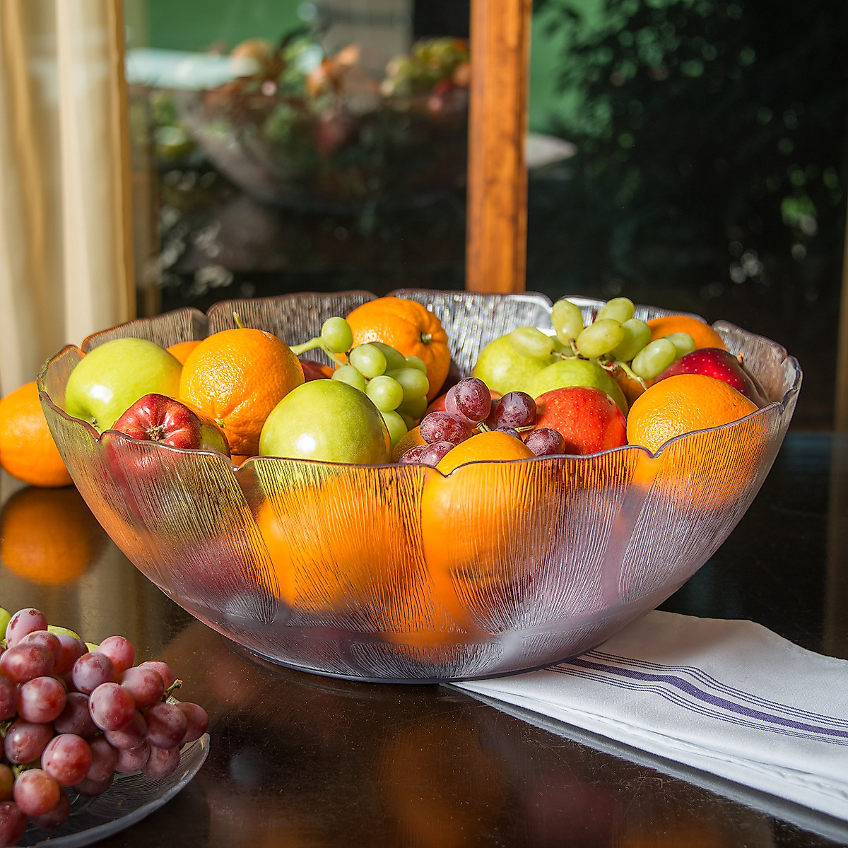 Carlisle FoodService Products Petal Mist Reusable Plastic Bowl, 18 Inch Diameter for Catering, Buffets, Restaurants, Polycarbonate (Pc), 17.2 Quarts, Clear, (Pack of 4)