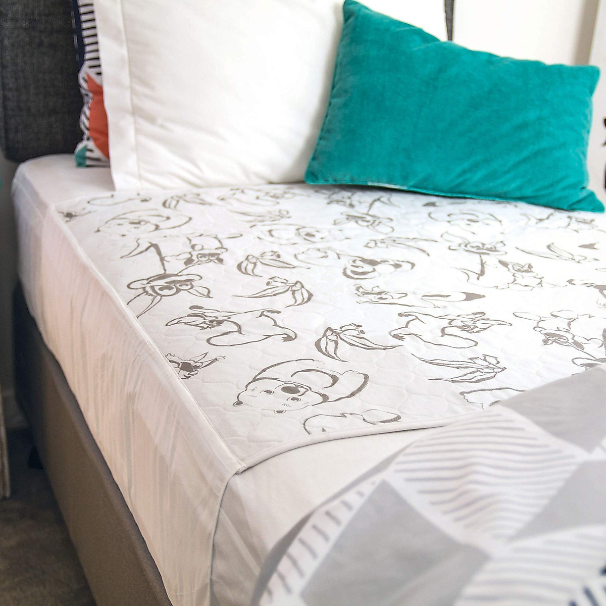 Conni Kids Reusable Bed Pad with Tuck-ins, Waterproof, Absorbent and Washable Protector Pad for Potty Training and Youth Incontinence, Aussie Animals Print, 39" x 39" (100 x 100 cm)