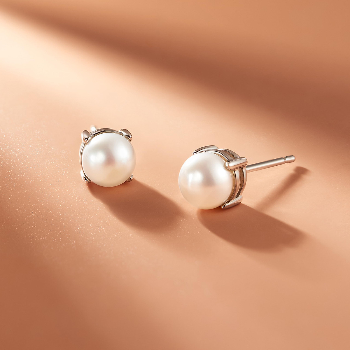 Amazon Essentials Sterling Silver Round Freshwater Cultured Pearl Birthstone Stud Earrings (June) (previously Amazon Collection)