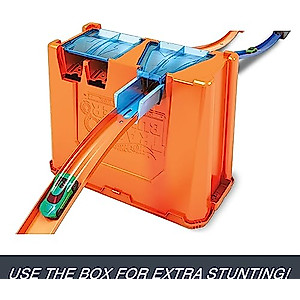 Hot Wheels Track Builder Playset, Deluxe Stunt Box with 25 Component Parts & 1:64 Scale Toy Car [Amazon Exclusive]