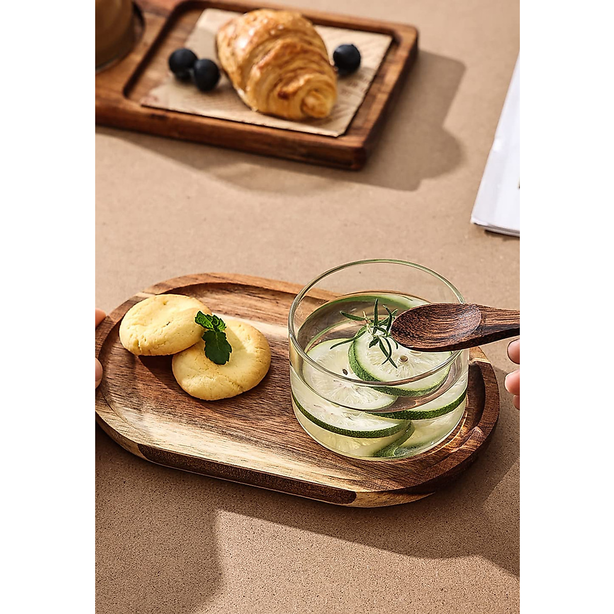 Elsjoy Set of 2 Acacia Wooden Serving Trays, Natural Wood Serving Platters Set with Lip, Oval Charcuterie Plates Board Rustic Long Bread Fruit Dishes for Kitchen Decor, 14"x7" and 11"x5.5"