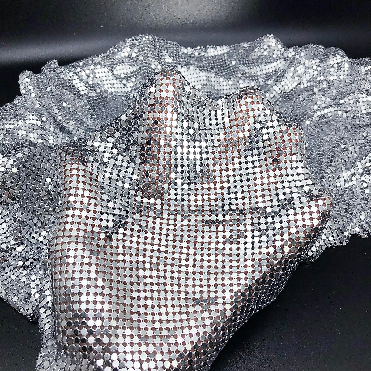 OQINGNA 45x40cm Sparkly Metal Mesh Fabric Chainmail Jewelry Metallic Cloth Sequined Craft Fabric Cuttable for Clothing Bag Making Party Shoes Decorations Accessories (Silver 45x40cm)