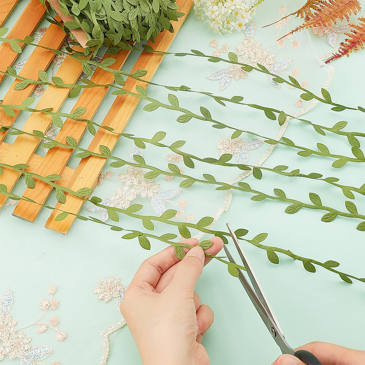 NBEADS about 40m Artificial Leaf Vines, Silk Cloth Green Leaves Artificial Hanging Vine Plants for Wedding Garden Office Home Wall Decoration