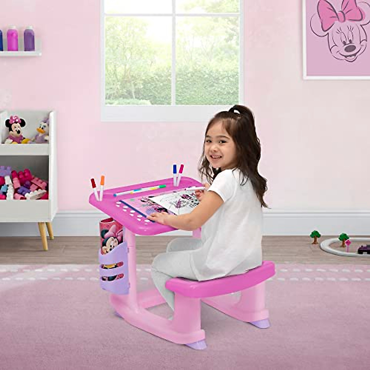 Disney Minnie Mouse Draw and Play Desk by Delta Children – Includes 10 Markers and Coloring Book, Pink