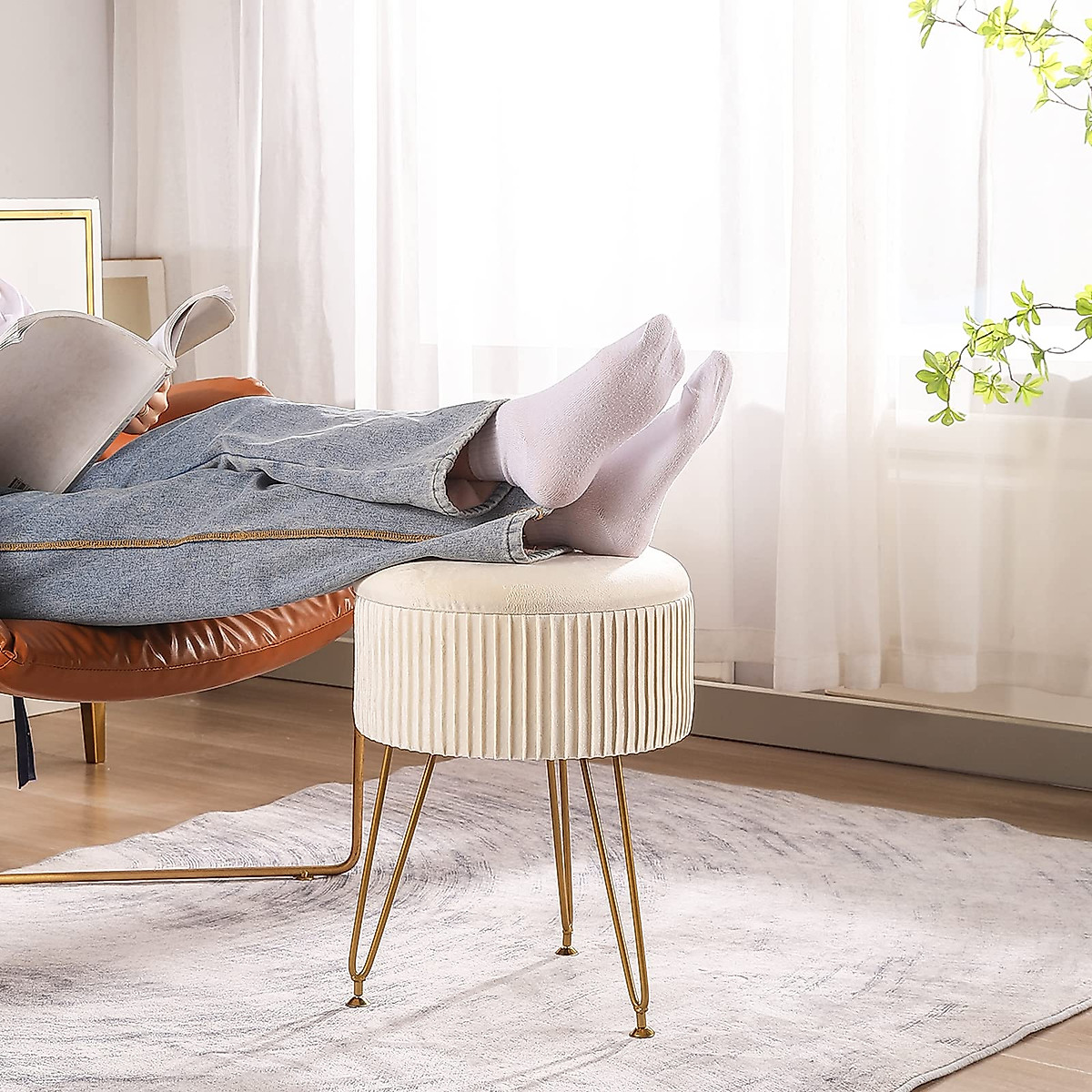 CUYOCA Round Storage Ottoman with Tray, Vanity Stool with Storage for Living Room Makeup Room, Coffee Table Foot Rest Stool for Vanity, Velvet White