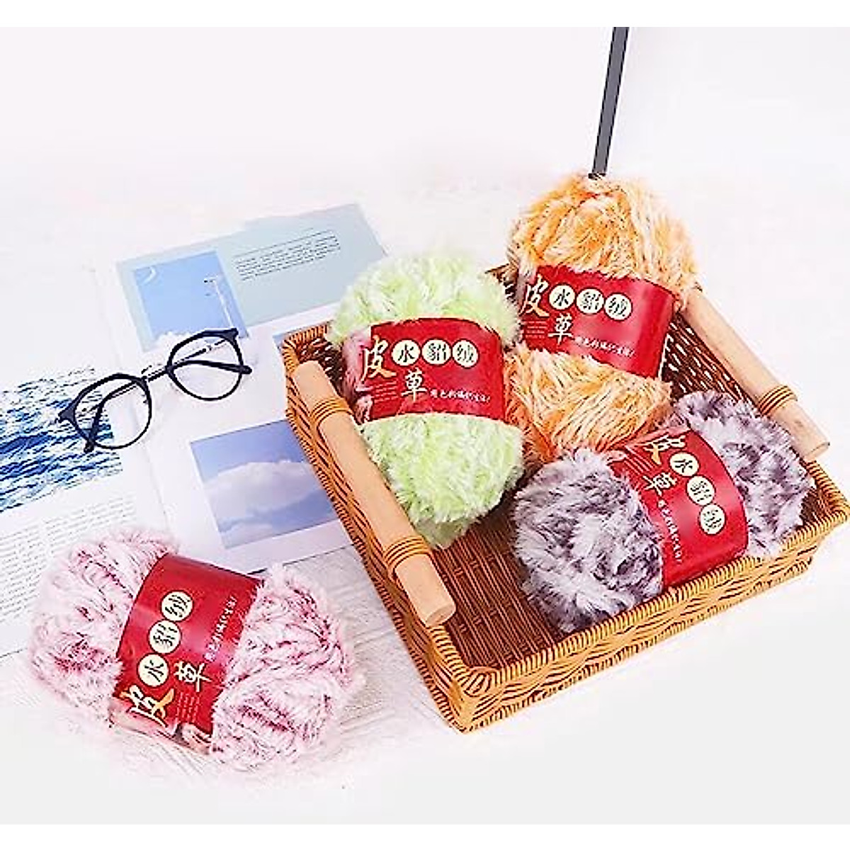 200g Faux Fur Crochet Yarn for Beginners, Fluffy Thick Velvet Crochet Yarn Super Soft Yarn Chunky Yarn for Crocheting Stuffed Animal Dolls Cushions Hats, 100g/Roll