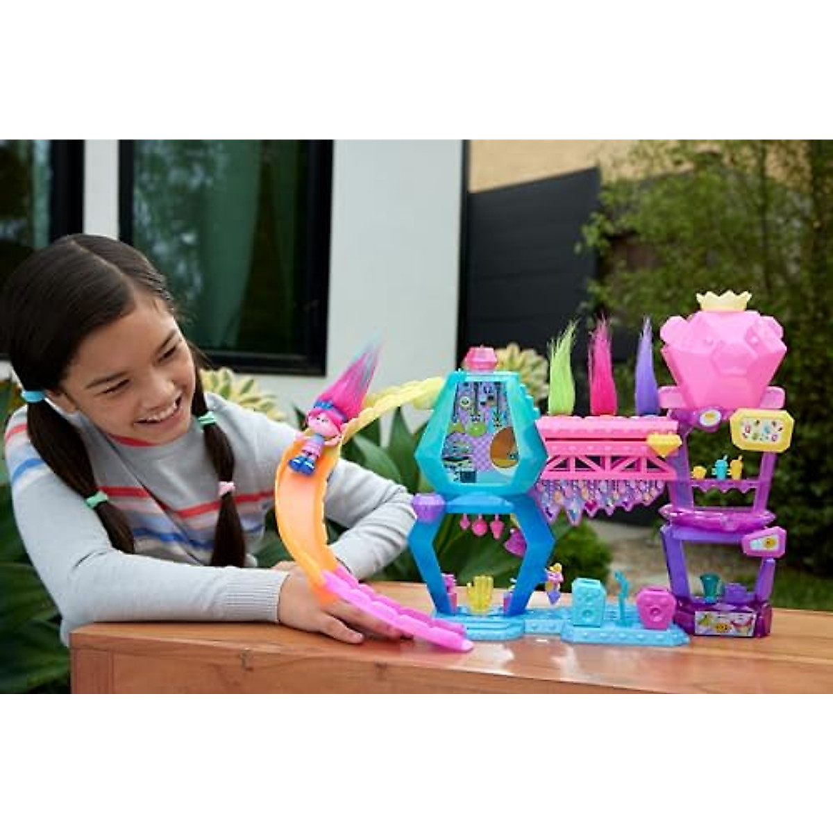 Mattel DreamWorks Trolls Band Together Toys, Mount Rageous Playset with Queen Poppy Small Doll & 25+ Accessories, 4 Hair Pops