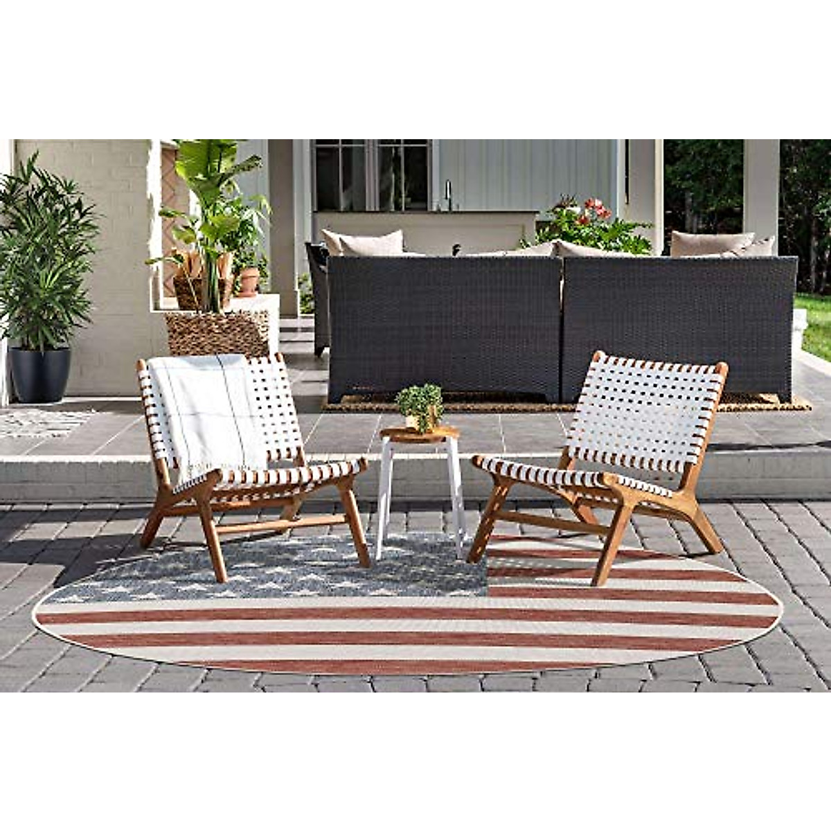 Jill Zarin Jill Zarin Outdoor Collection Area Rug (4' 1" Round, Red/ Blue)