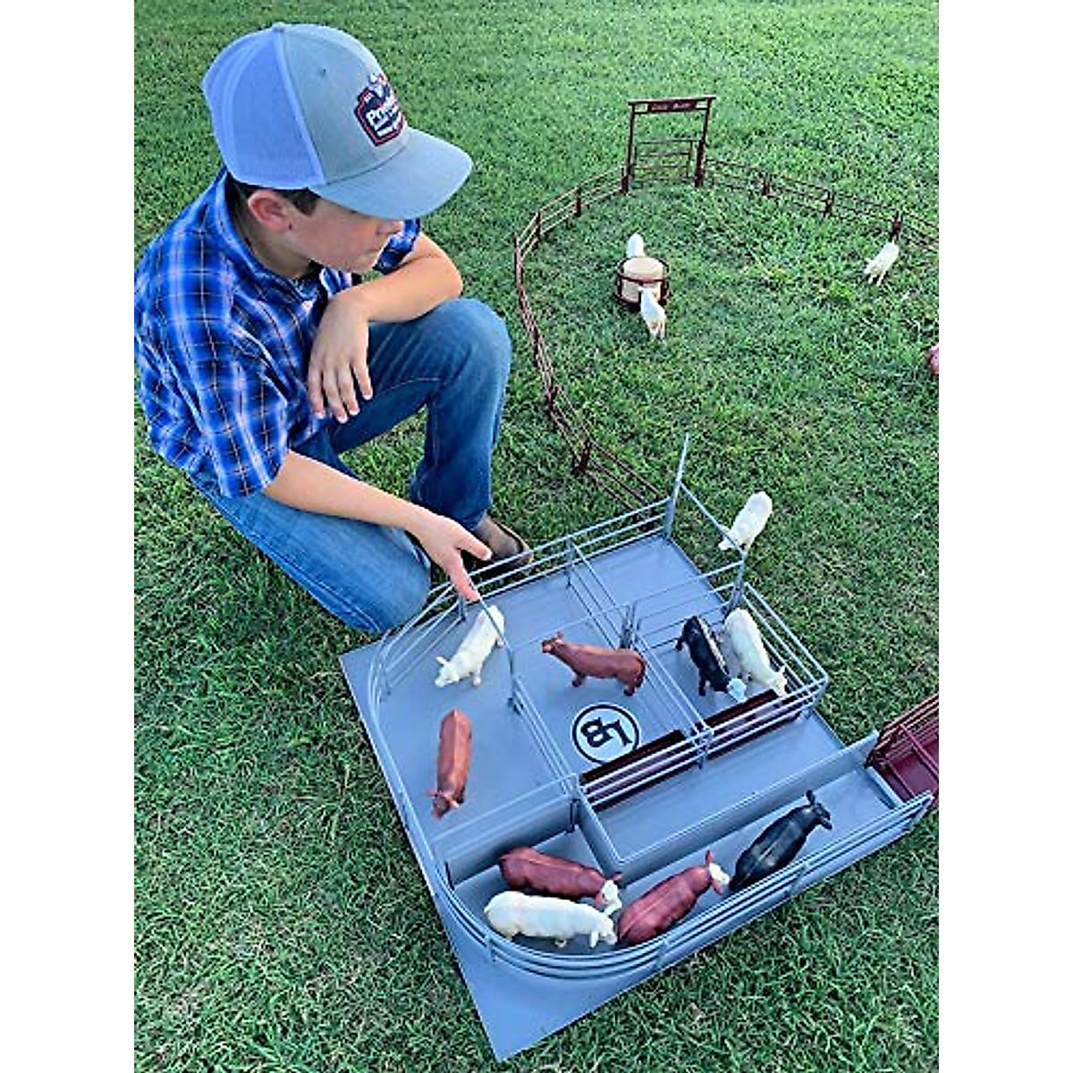 Little Buster Toys Hay Feeder - Round Bale Hay Feeder in Red, 1/16th Scale