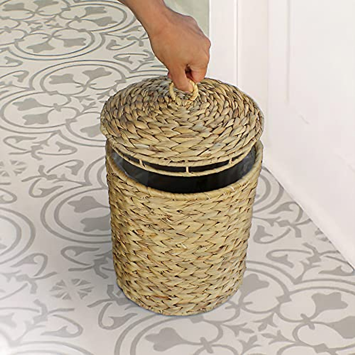 Round Water Hyacinth Wicker Waste Basket with Lid, Trash can Wastebasket, Garbage Container bin with Plastic Inlay - for Bathroom, Kitchen, Bedroom, Home Office Under Desk – Natural/Hand Woven