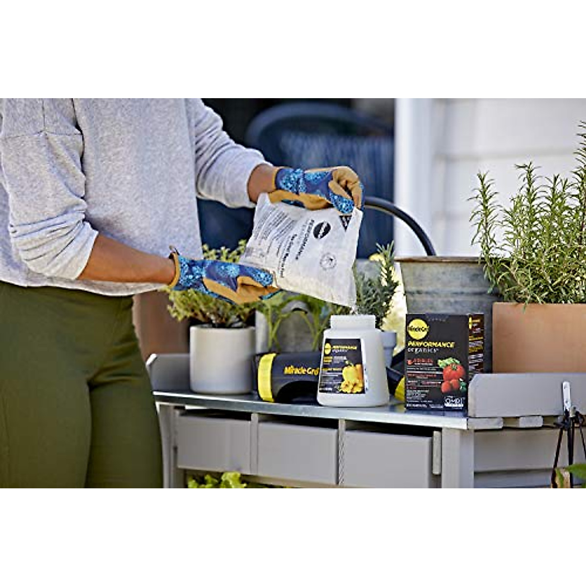 Miracle-Gro Performance Organics Edibles Plant Nutrition - Organic Plant Food Feeds Instantly, for Tomatoes, Vegetables, Herbs and Fruits, Promotes a Bountiful Harvest, 1 lb.