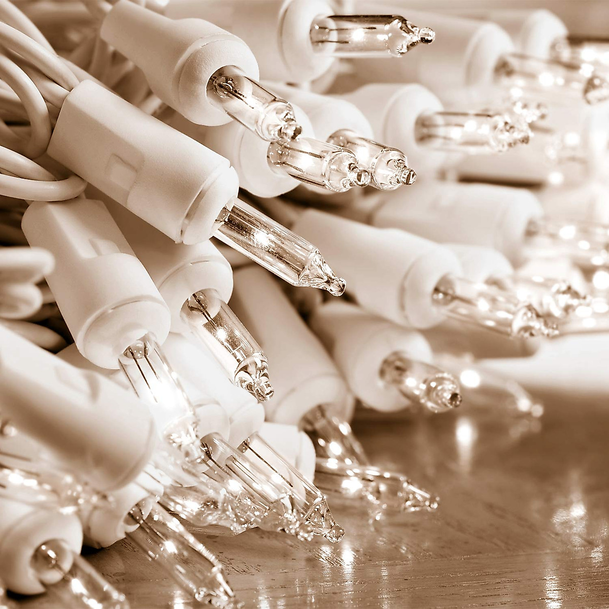 Ruisita 240 Pieces 3.5V Clear Mini Christmas Replacement Bulbs, 125 mA, 0.43 Watt Bulbs for Christmas Trees and Incandescent String Lights Set Supply (240)