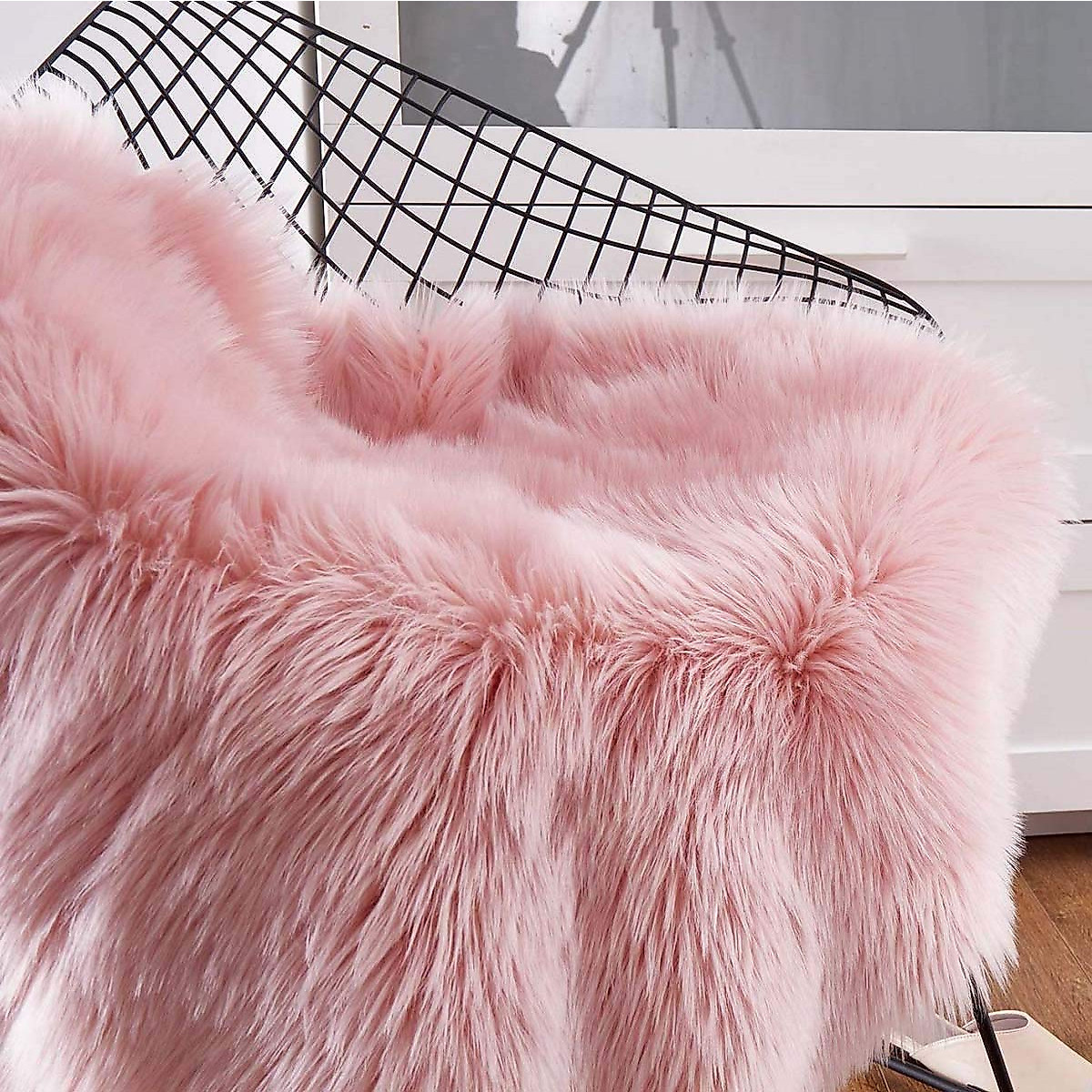 XIGG Luxury Shag Carpets, Soft Faux Sheepskin Fluffy Rugs for Bedroom Kids Room, High Pile Faux Fur Area Rug Bedside Floor Carpet Photography, Non Shedding,Pink,30X30CM/1X1Feet