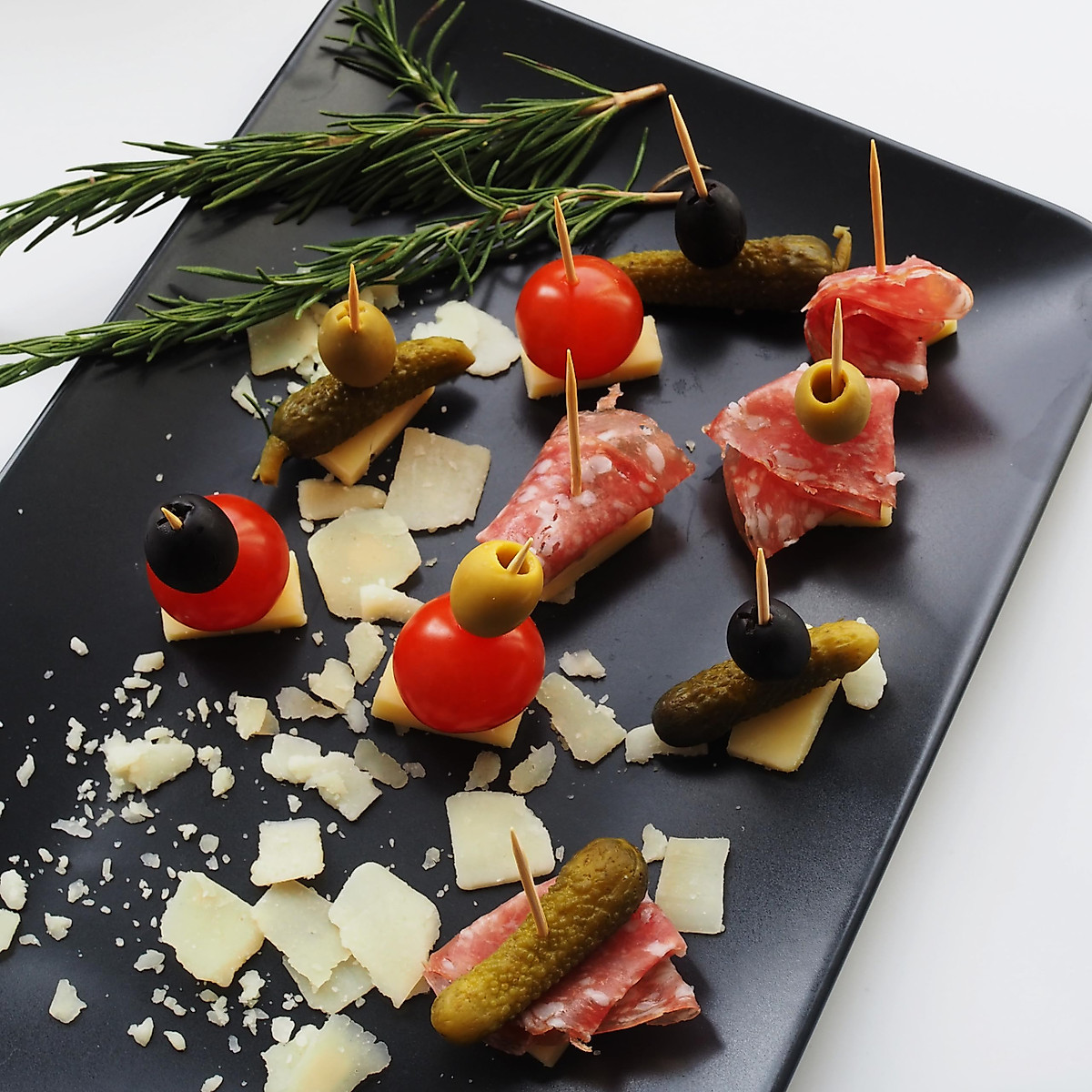 1000 Pieces Premium Bamboo Wooden Toothpicks - For Personal Hygiene, Disposable Appetizer Skewers, Cocktail Sticks or Arts & Crafts - by Mobi Lock