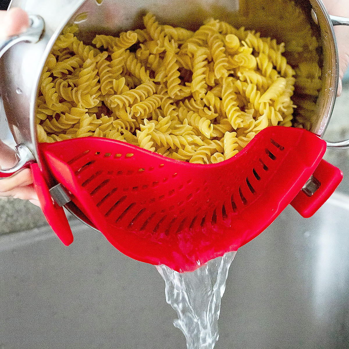 Arlig Clip On Pasta Strainer Silicone Universal Fit for all Pots and Bowls Snap On Drainer for Meat, Vegetables, Fruit Colander for Kitchen Easily Drain Food Space Saving
