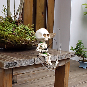 Christmas Fishing Skeleton Garden Accessory, Mini Skeleton Figurines Statue Decor for Fishing Enthusiast Gift Pond Fountain Waterfalls Poolside Gothic Home Office Desk Unique Holiday Ornament (1PCS)