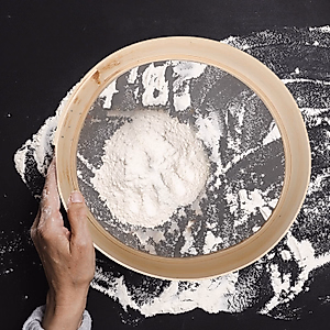 Operitacx Flour Sifter Handheld Sieve 60 Mesh Wooden Flour Strainer Baking Sifter for Cooking Pastry Baking Straining Powdering Kitchen Utensil (Diameter 10.6 inch)