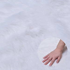 YEAHOME Christmas Tree Skirt, 48 Inch White Soft Faux Fur Tree Skirts Plush Christmas Decorations, White Ornaments Christmas Tree Skirts Xmas Decorations Indoor Holiday Party Decor