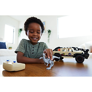 Hot Wheels Matchbox RC Jurassic World Dominion Jeep Gladiator, 6-inch Dracorex Dinosaur Figure, Remote-Control Toy Car with Auto-Capture Claw