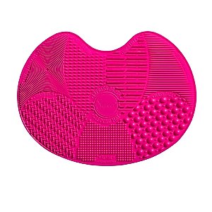 Sigma Beauty Makeup Brush Cleaner Mat – Sigma Spa Express Silicone Makeup Brush Cleaning Mat with Suction Cups for Cleaning Makeup Brushes, Compact Design Fit for Any Travel Makeup Kit (Pink)