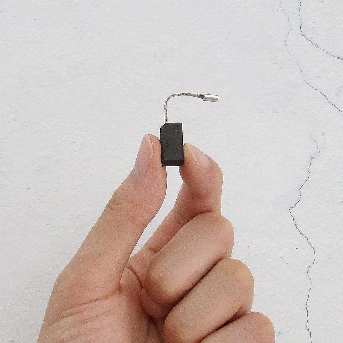 Micro Traders Pair of E64 Motor Carbon Brushes 15x8x5mm Compatible with Bosch GWS 750 Series Angle Grinder Replacement Accessories