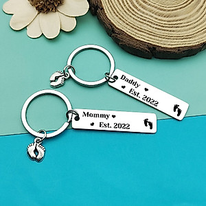 Pregnancy Announcement Gifts New Parents Gift Keychain Daddy and Mommy Est 2022 Keychain Set First Time Pregnancy Gifts for Mom Dad To Be Parents to be Gifts New Mom Jewelry Baby Shower Keyring Gifts