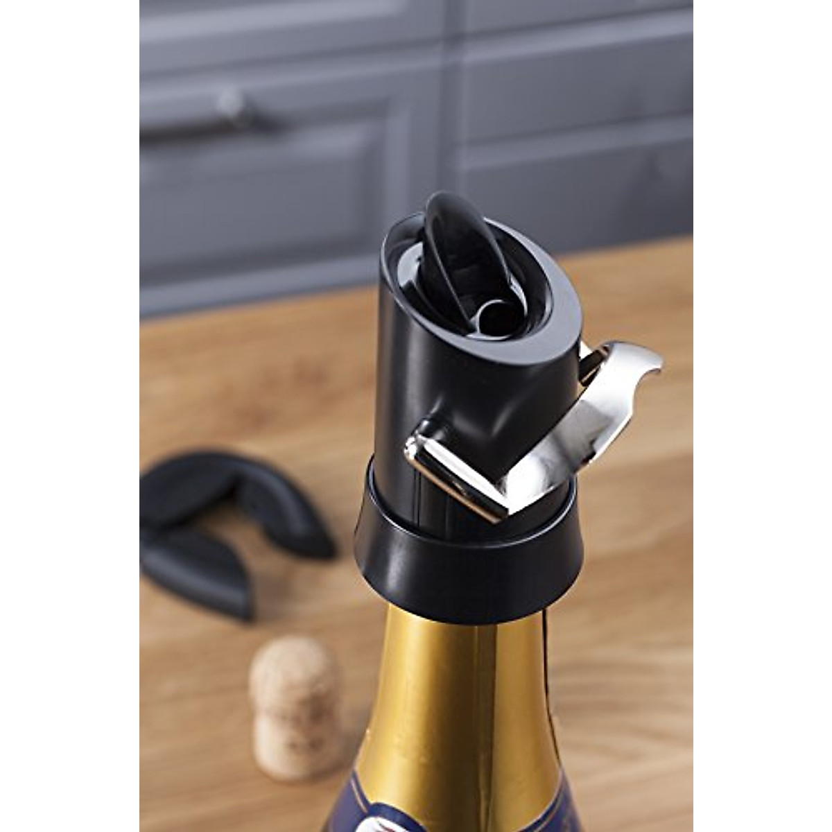 Vacu Vin Champagne Saver & Server - Black - 1 Stopper-Pourer - Keep Champagne Fresh for Up to a Week with Airtight Seal - Vacuum Pump with Champagne Bottle Stopper and Pourer