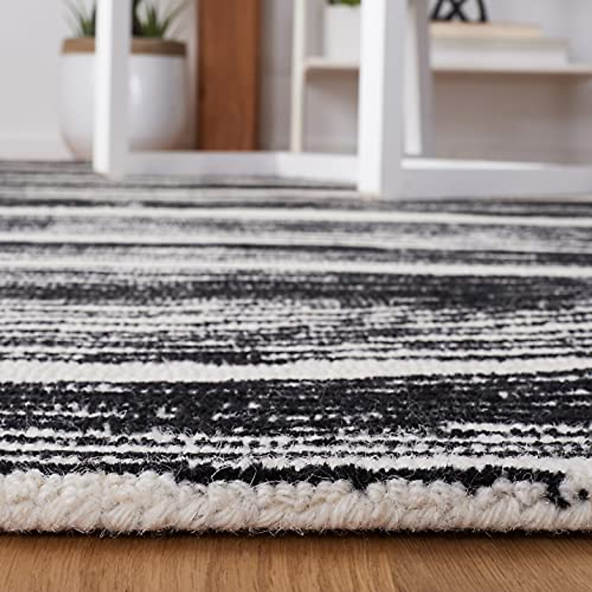 Safavieh Metro Collection 5' x 8' BlackIvory MET995Z Handmade Premium Wool Living Room Dining Bedroom Area Rug
