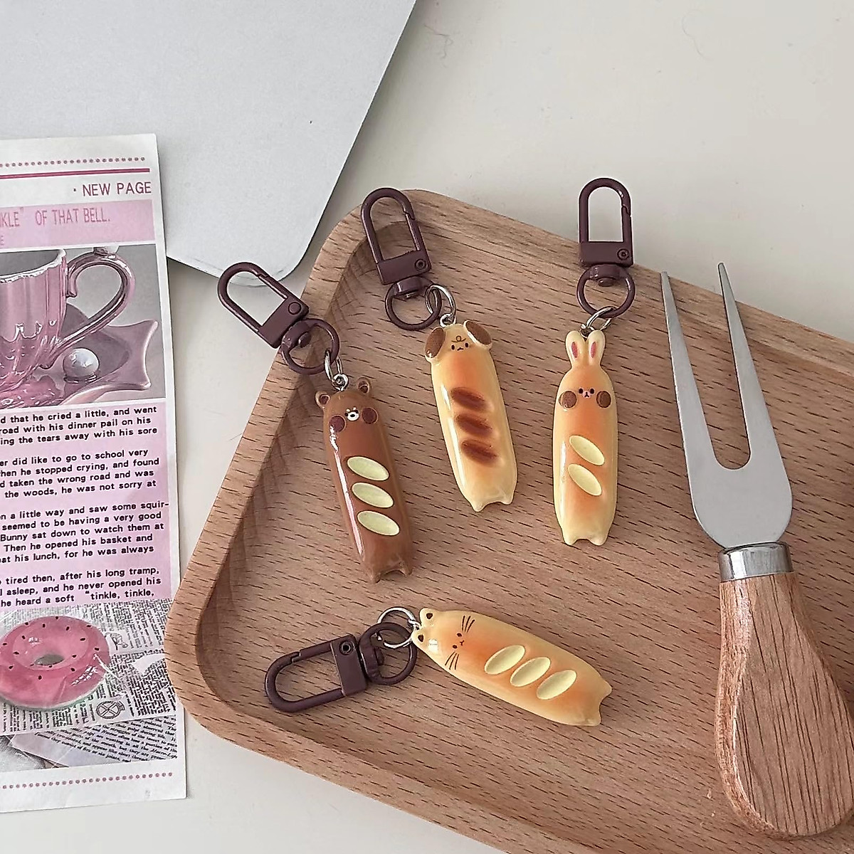 WEIGANGFANG 5 Pcs Resin Cat Dog Bear Rabbit Bread Key Chain Cartoon Star Cookies Key Rings Animal Cake Keychains for Halloweens’ Gift, Boy & Girls' Gift