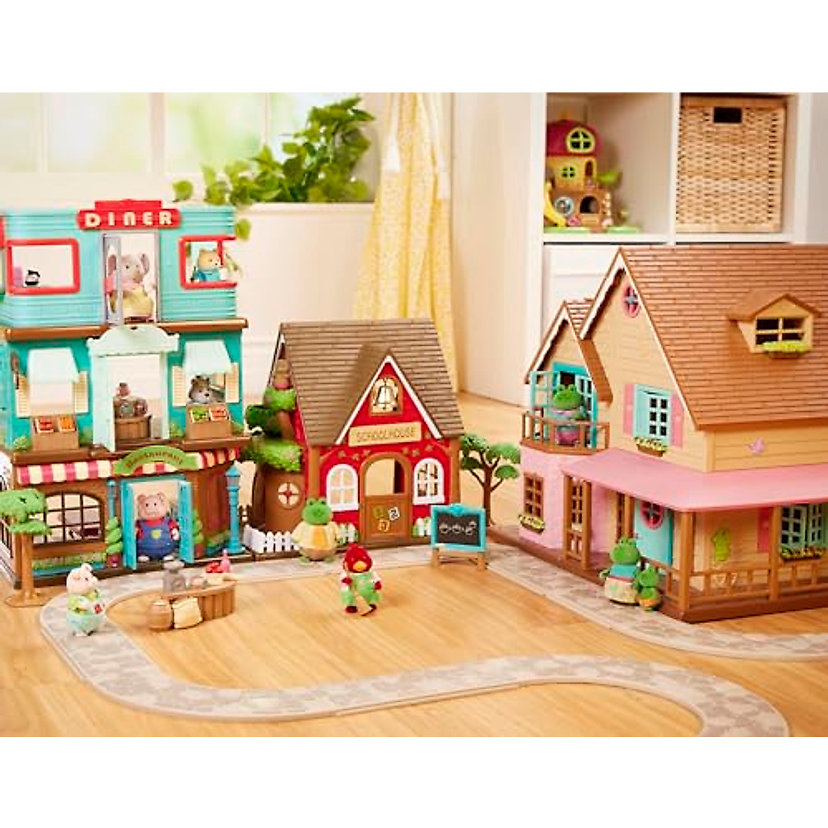 Li’l Woodzeez – Woodland Schoolhouse – Dollhouse Playset – 1 Doll Figure, Miniature Furnitures & Accessories Included - Pretend Play for Kids Age 3+
