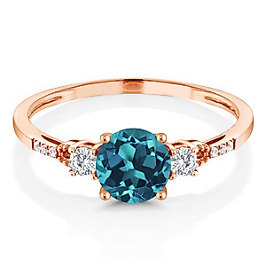 Gem Stone King 10K Rose Gold 6MM Round Gemstone Birthstone White Created Sapphire and White Diamond Accent 3-Stone Engagement Ring | Three-Stone Wedding Anniversary Promise Ring For Women